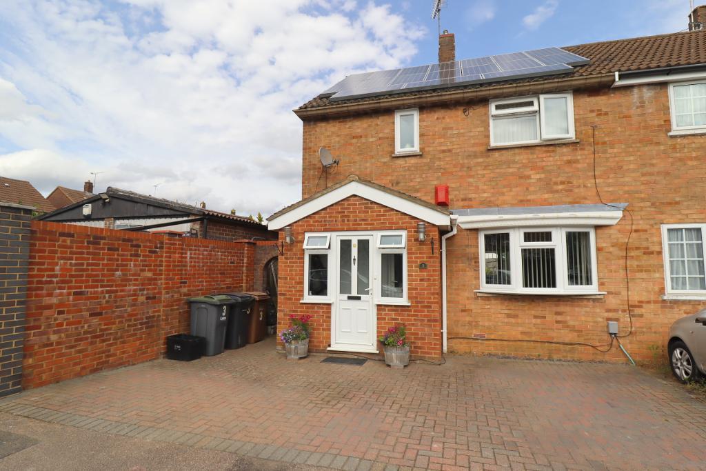 Waterslade Green, Runfold, Luton, LU3 2ER 3 bed semi-detached house for ...