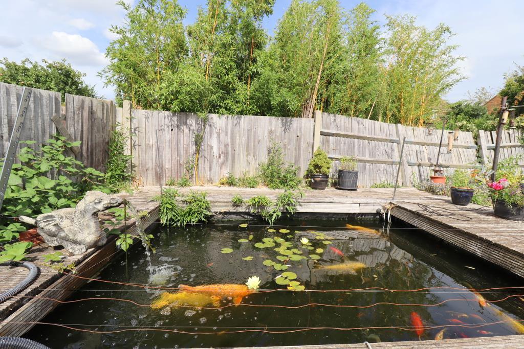 Waterslade Green, Runfold, Luton, LU3 2ER 3 bed semi-detached house for ...