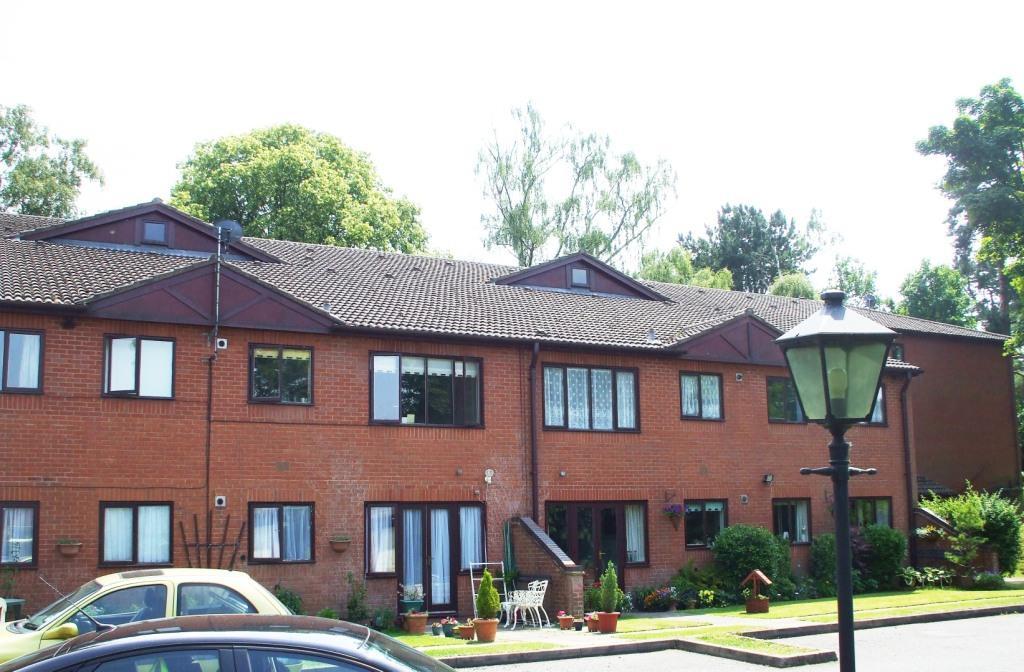 The Links Oldnall Road Kidderminster 2 bed flat - £725 pcm (£167 pw)