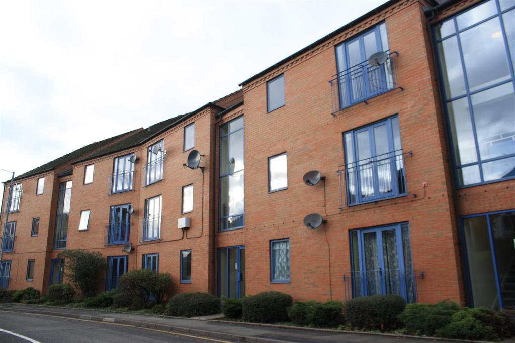 Clive Road, Redditch 2 bed apartment - £795 pcm (£183 pw)