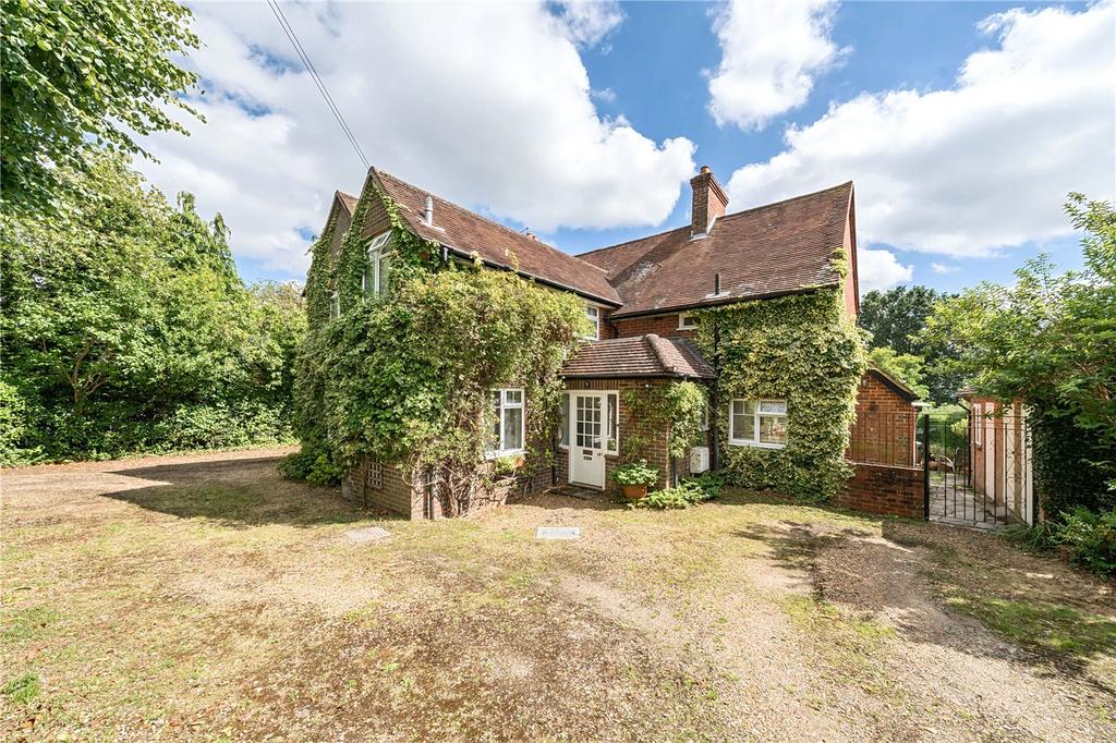 Highlands Road, Heath End, Farnham, GU9 4 bed detached house - £1,200,000