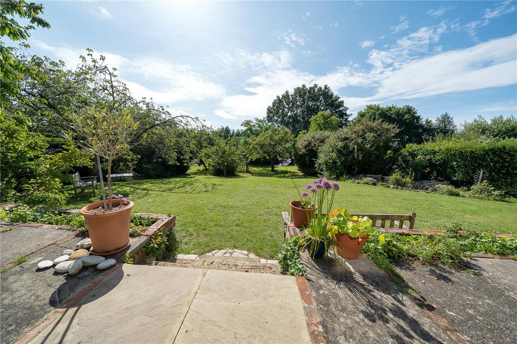 Highlands Road, Heath End, Farnham, GU9 4 bed detached house - £1,200,000