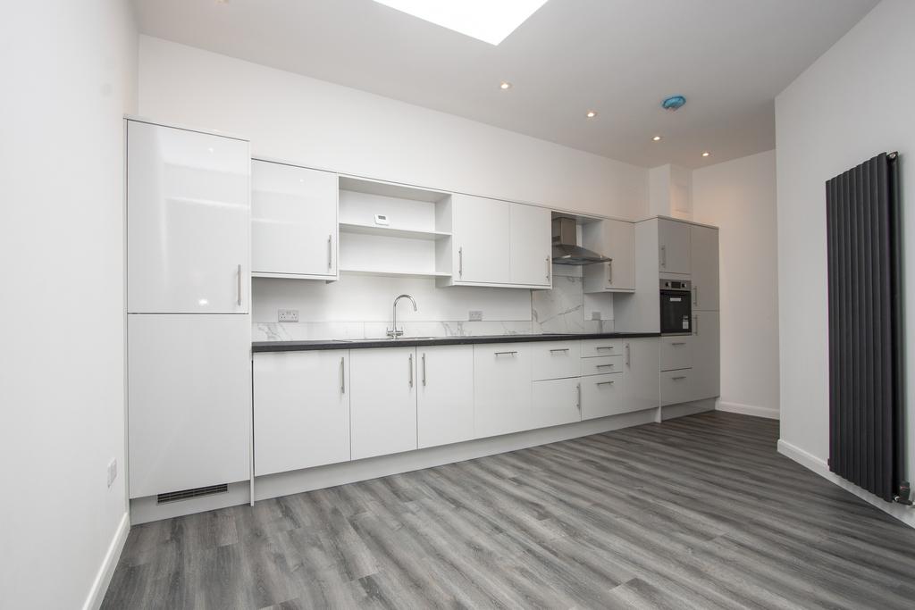 Ravenscroft Road, Beckenham BR3 2 bed flat - £1,750 pcm (£404 pw)