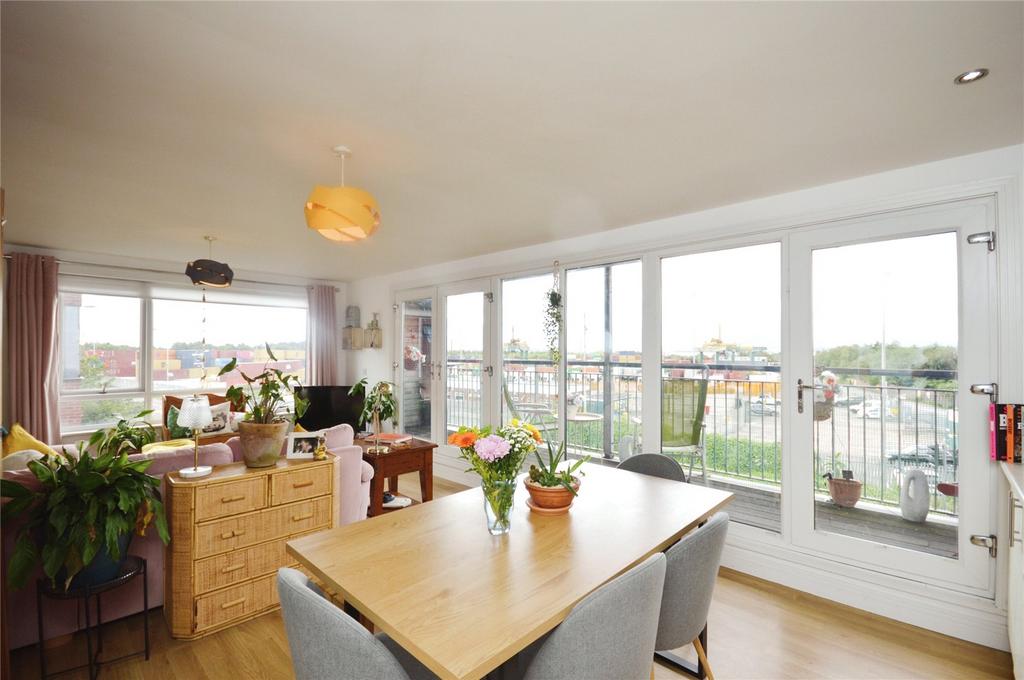 Carlett View, Garston, Liverpool... 2 bed apartment - £850 pcm (£196 pw)
