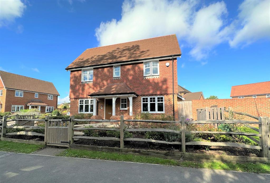 Vyne Walk, Ash, Aldershot 3 bed detached house - £525,000