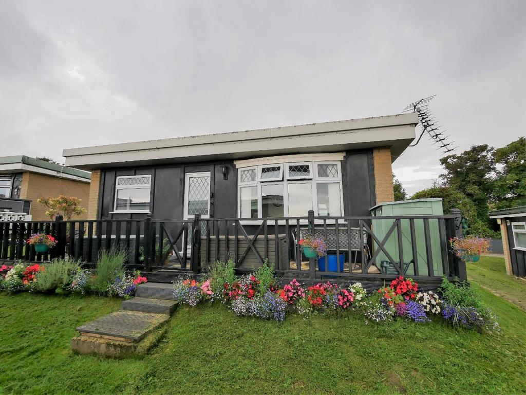 Lavernock Point, Fort Road, Lavernock, Penarth 2 bed chalet for sale ...