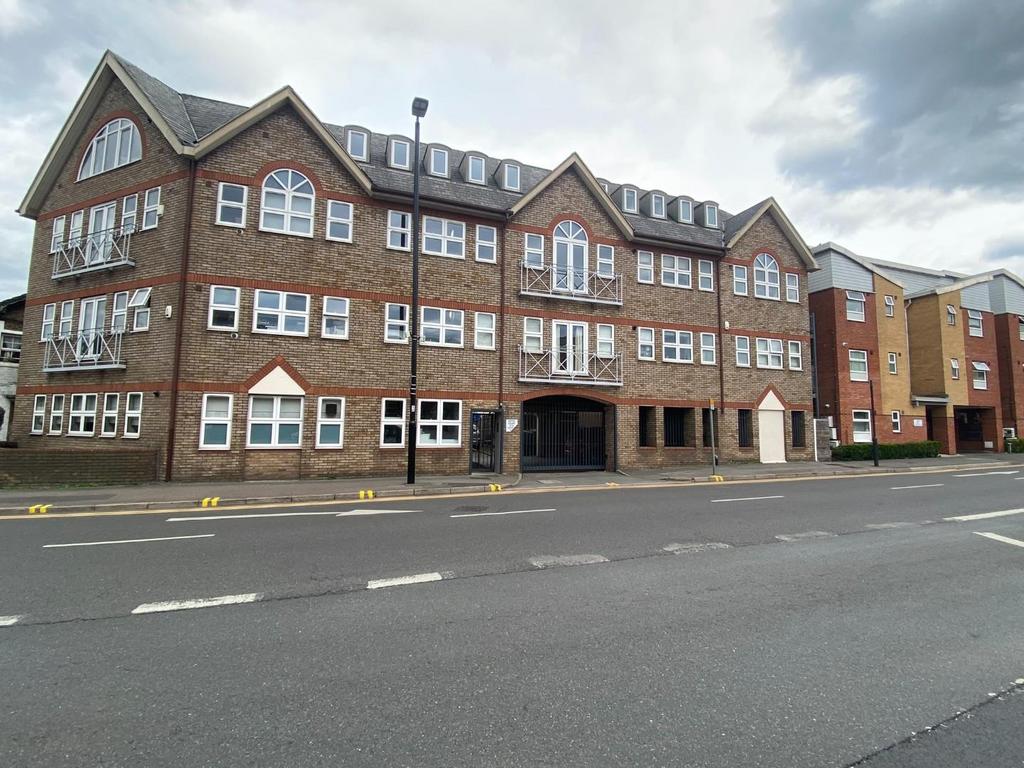 Throwley Way, Sutton 3 bed flat - £350,000