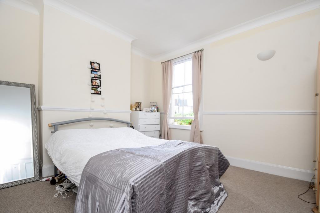 Bishops Road Fulham SW6 4 bed flat - £4,250 pcm (£981 pw)