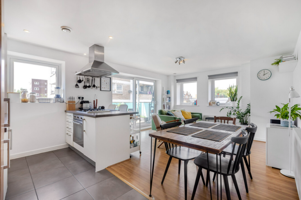 159 Bow Common Lane, London, E3 2 bed apartment - £2,250 pcm (£519 pw)