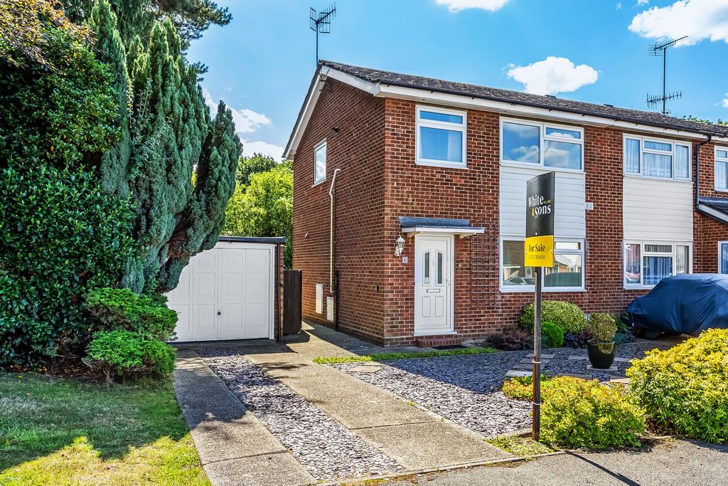 Longbridge Walk, Horley, Surrey, RH6 3 bed semi-detached house - £425,000