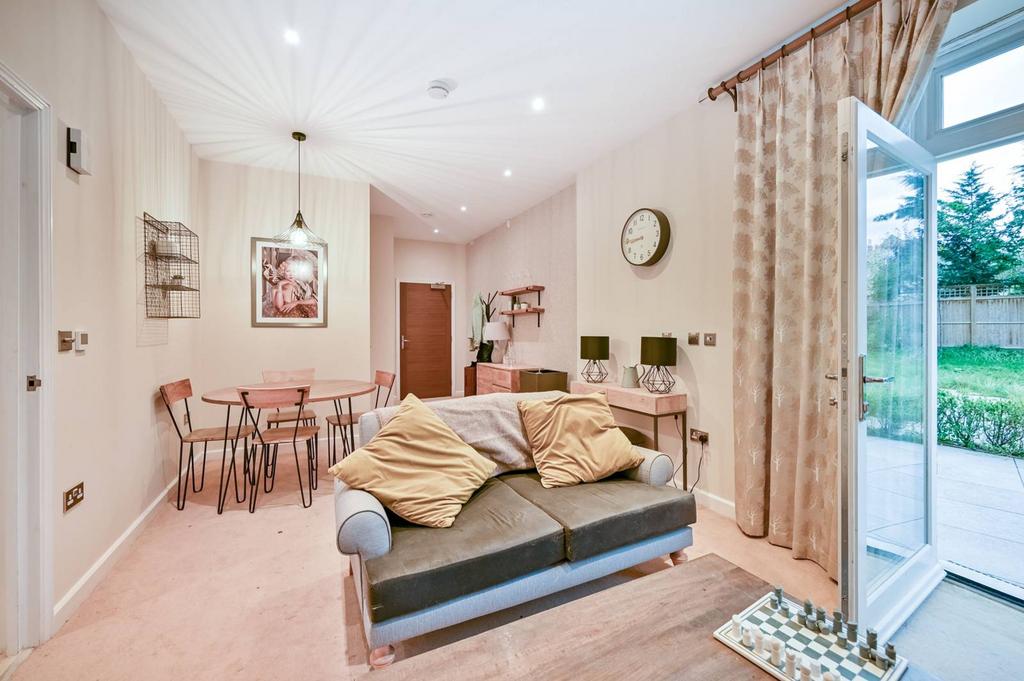 Sutton Court Road, Chiswick, W4 2 bed flat - £3,500 pcm (£808 pw)