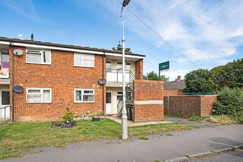Hitchin Road, Stotfold, SG5 2 bed flat - £190,000