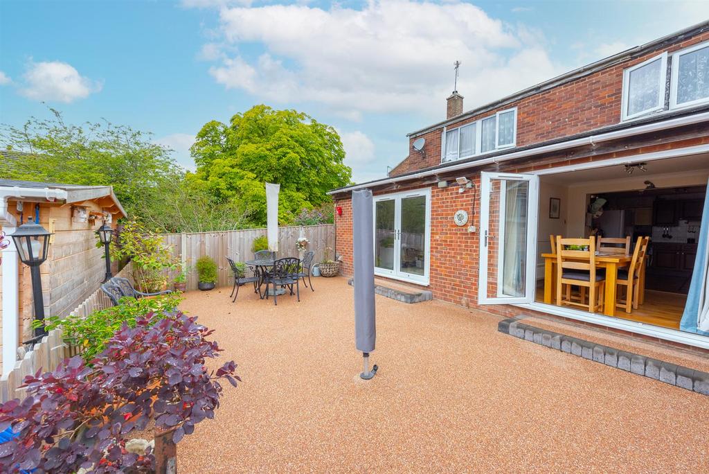 Lilac Way, Basingstoke RG23 3 bed terraced house - £300,000
