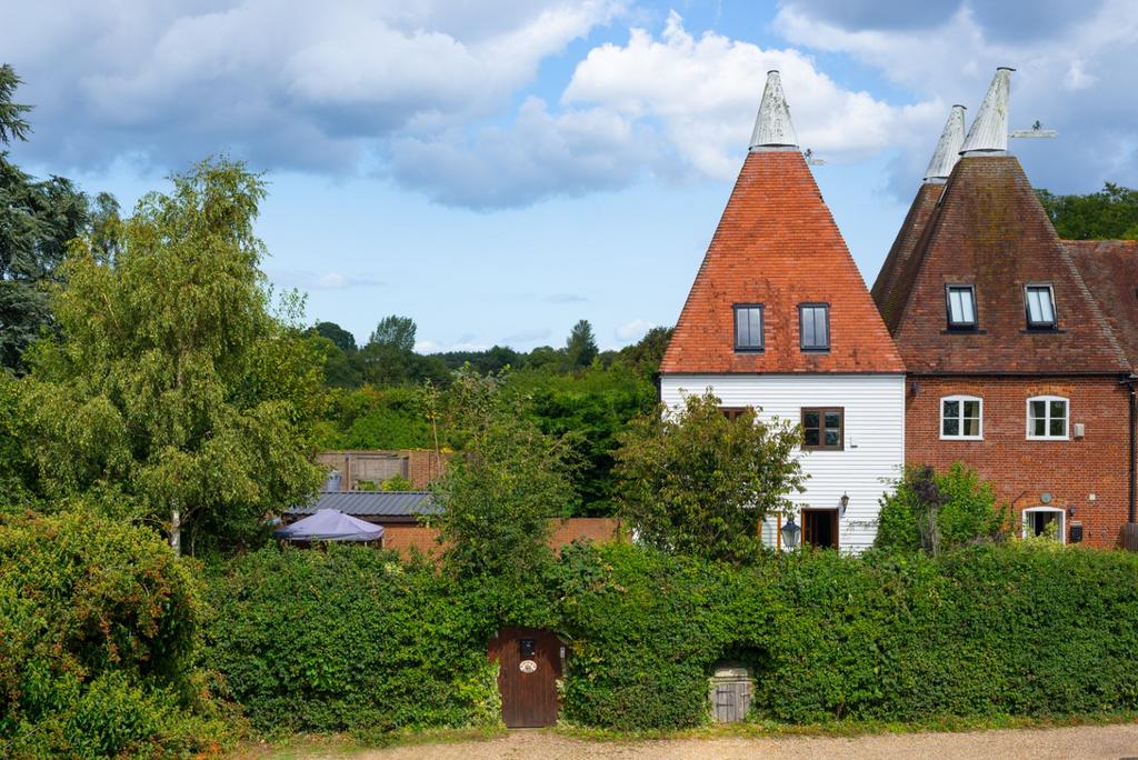 Chartham Hatch, Canterbury 5 bed end of terrace house - £700,000