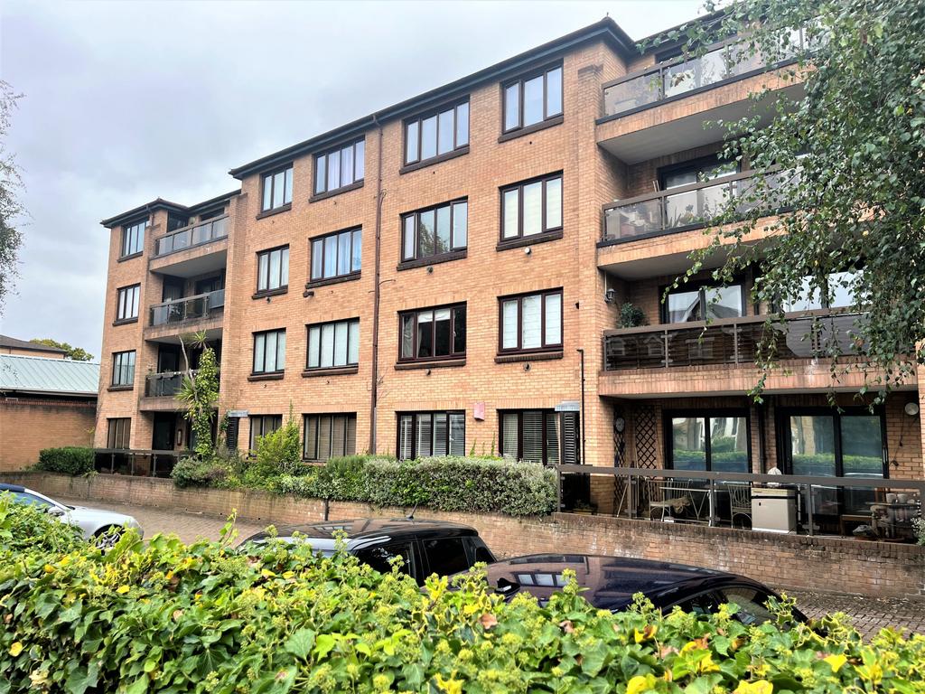 Widmore Road, Bromley, Kent, BR1 1 bed flat - £1,300 pcm (£300 pw)