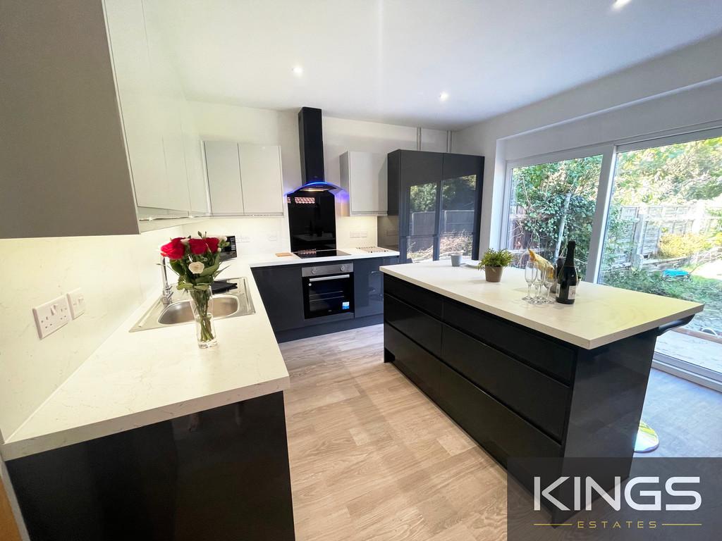 Kitchener Road, Southampton 4 bed terraced house - £2,235 pcm (£516 pw)