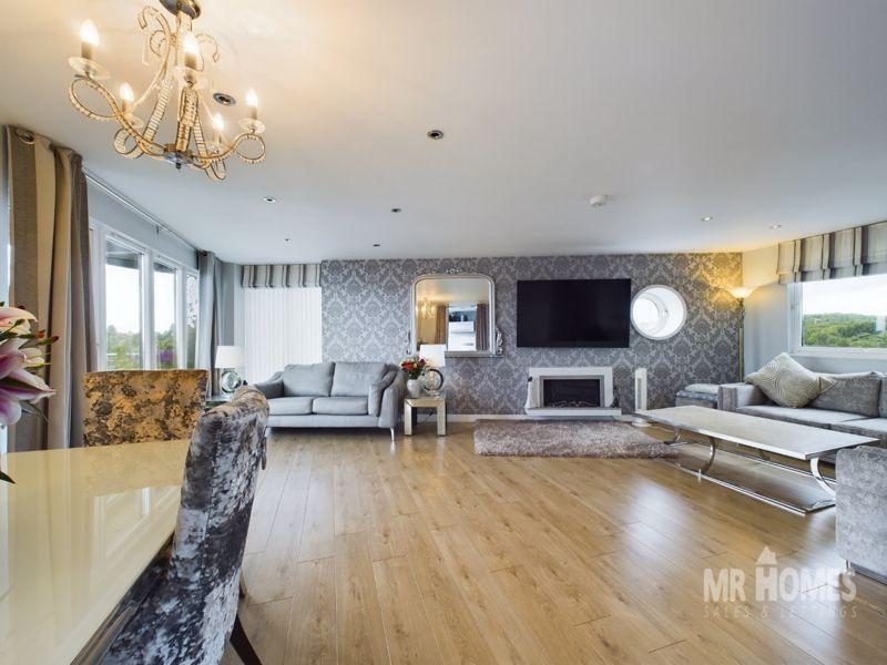 Roma, Victoria Wharf Watkiss Way Cardiff Bay CF11 0SJ 3 bed apartment for sale - £310,000