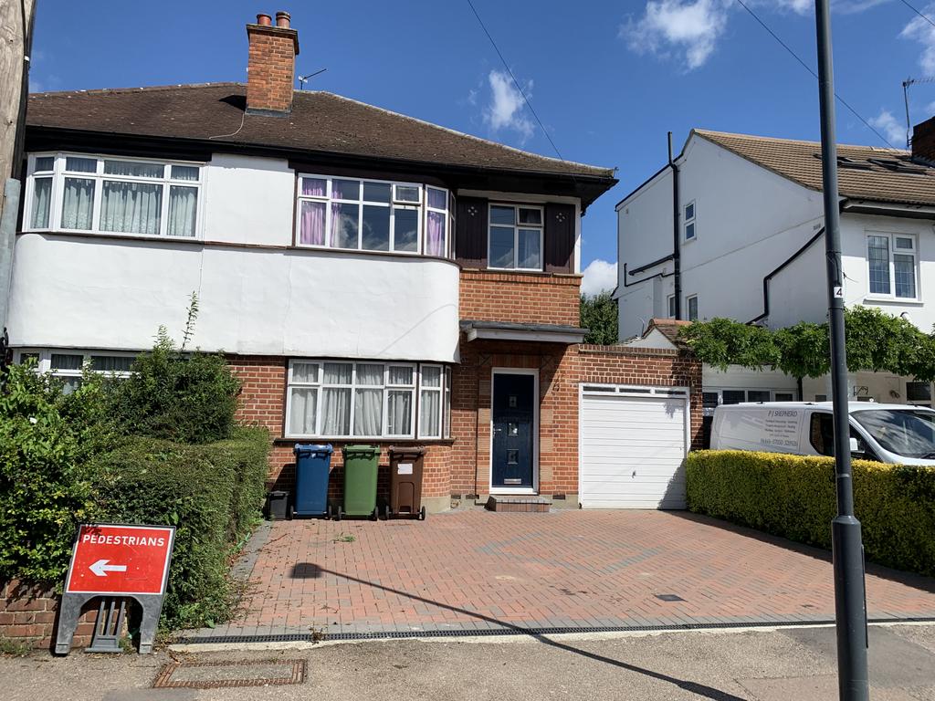 Cannonbury Avenue Ha5 3 Bed Semi Detached Bungalow £2 300 Pcm £531 Pw