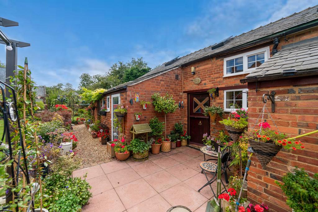 Daventry Road, Barby, Rugby CV23 8TP 3 bed barn conversion for sale - £ ...