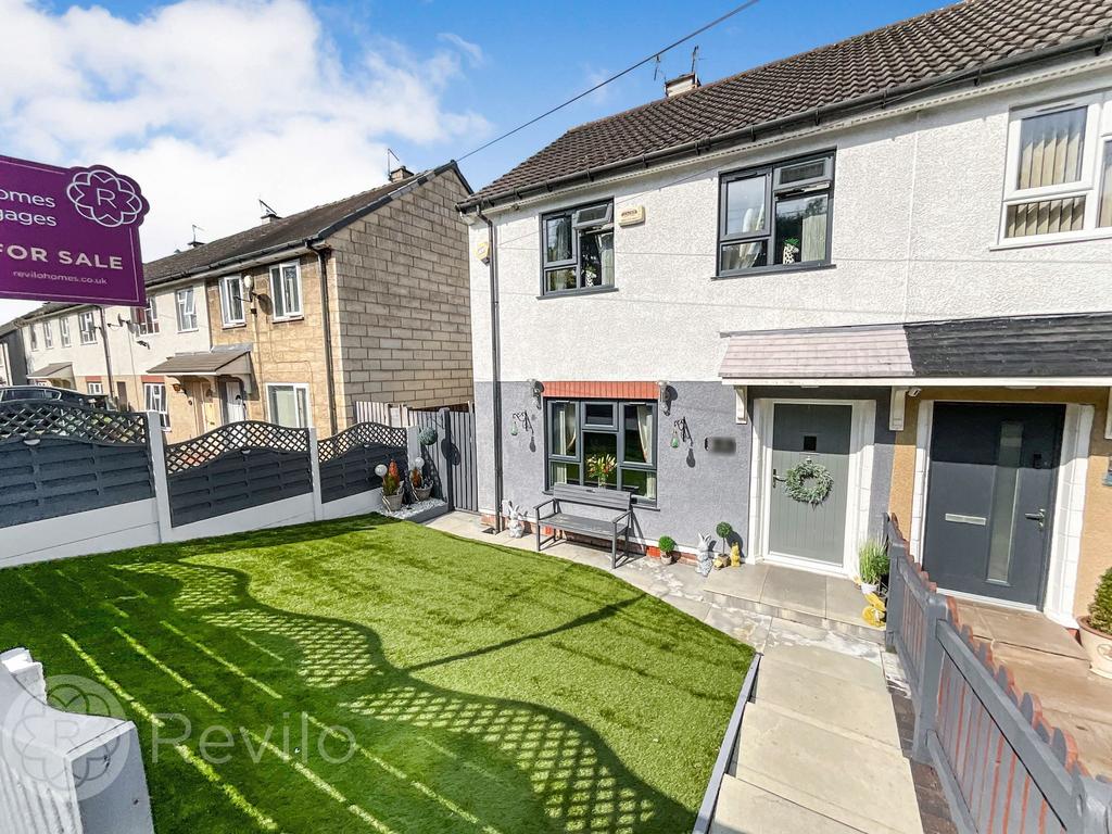Kirklee Road, Rochdale, OL11 2 bed townhouse - £160,000