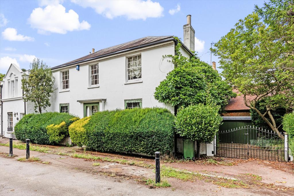 Hampton Court Road, East Molesey, Surrey, KT8 4 bed terraced house for ...