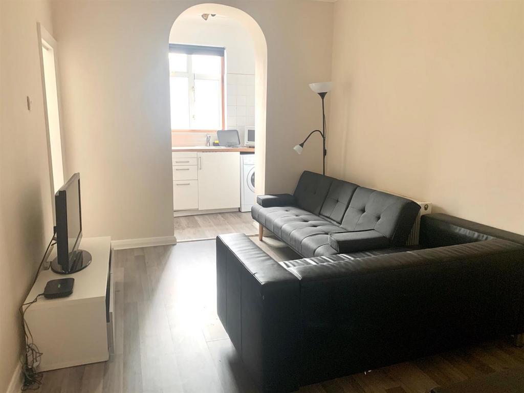 Kingsland Road, London E2 2 bed apartment - £2,250 pcm (£519 pw)