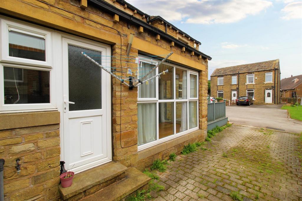 Holmfirth Road Meltham Holmfirth Hd9 4bx 3 Bed Detached House £240 000