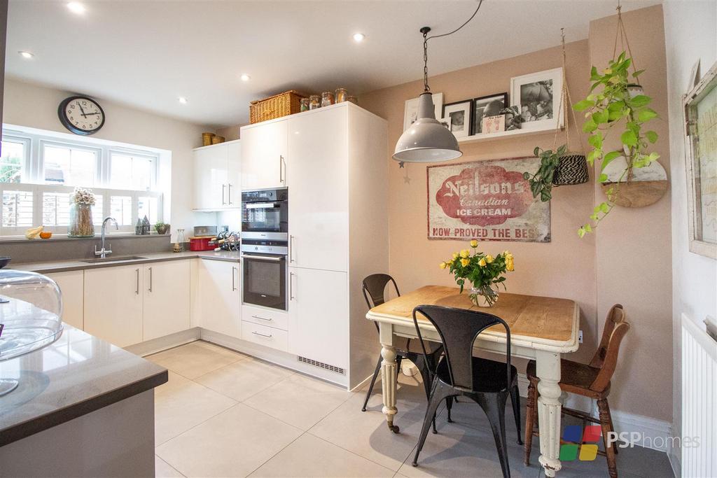Woodpecker Chase, Lindfield 3 bed semi-detached house for sale - £615,000