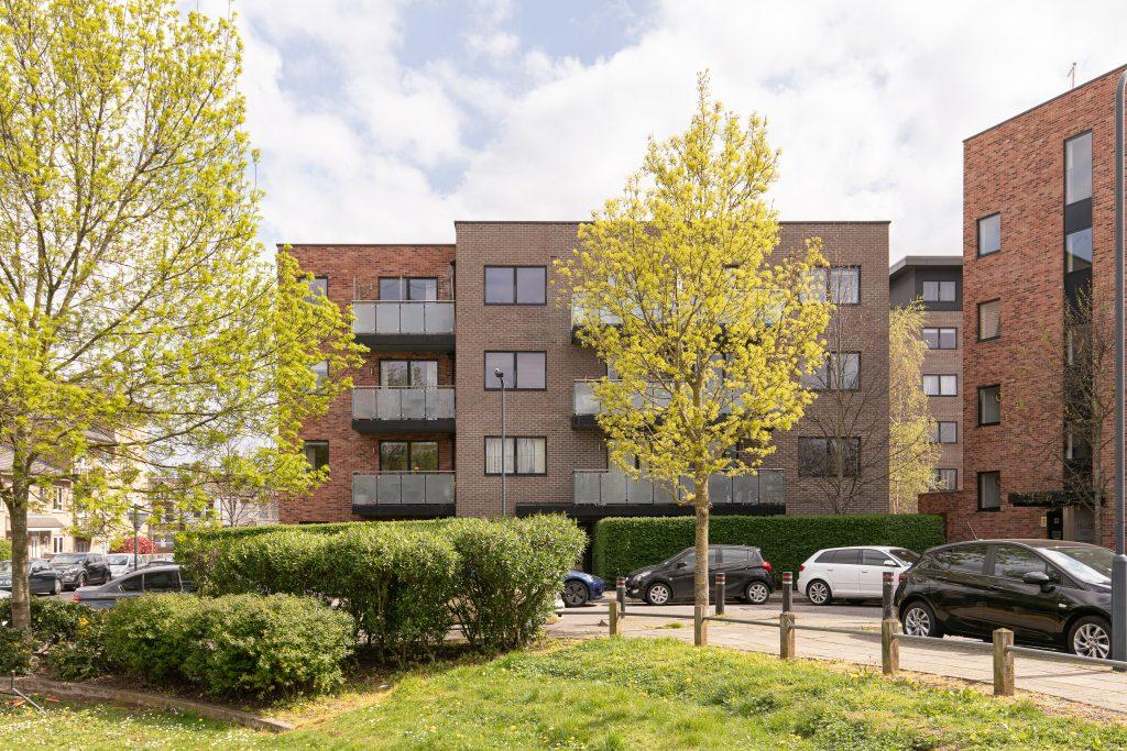 Armstrong Rd, Harlesden, NW10 2 bed apartment - £375,000