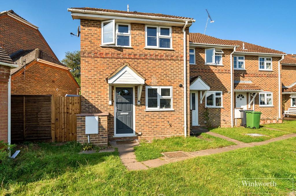 Hodges Close, Bagshot, Surrey, GU19 2 bed end of terrace house for sale ...