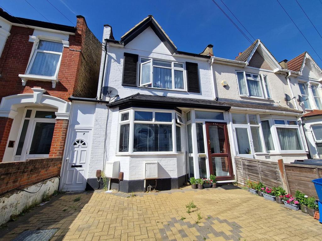 Kingston Road, Ilford IG1 1PF 2 bed ground floor flat - £275,000
