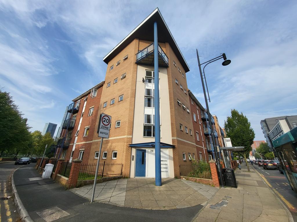 290 Stretford Road, Hulme... 4 bed flat - £210,000