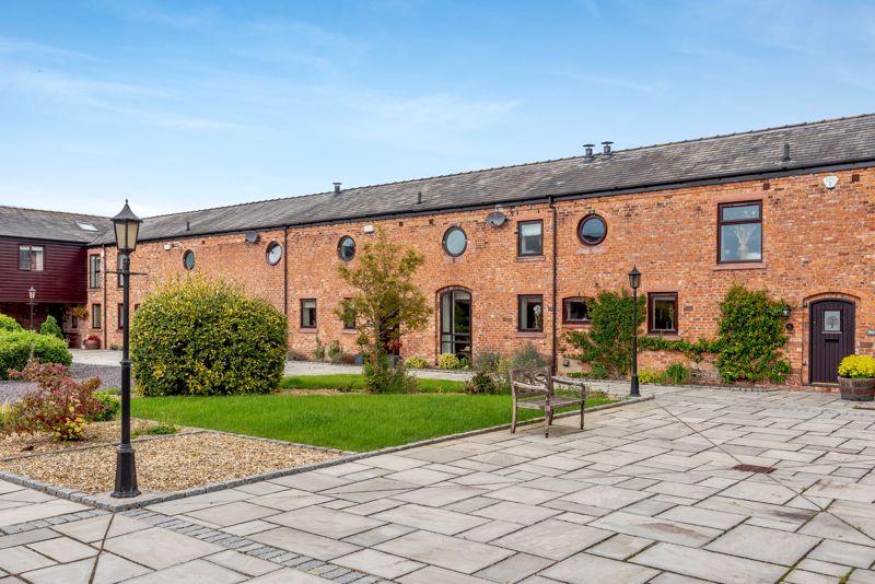 2 Manor Farm Barns, Long Lane... 4 bed barn conversion - £600,000