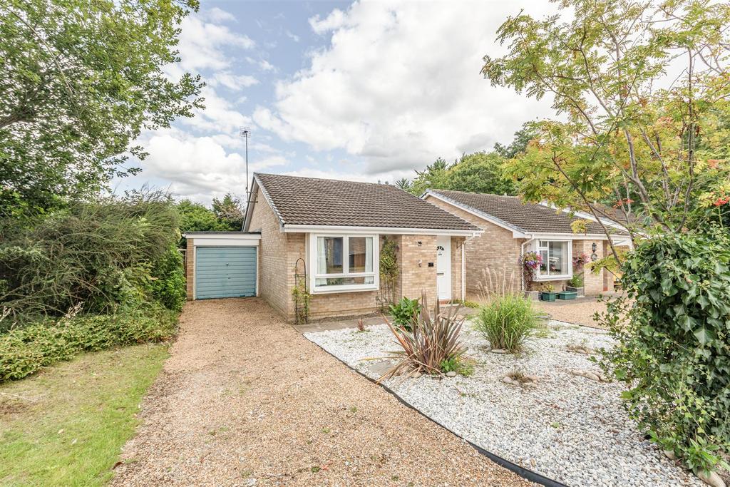Lowthorpe, Shilburn Way, Woking 2 bed link detached house for sale - £ ...