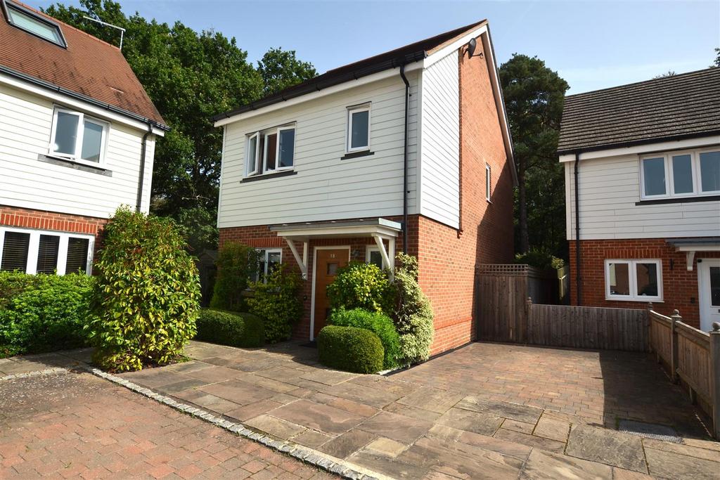 Willowbourne, Fleet GU51 3 bed detached house - £489,950