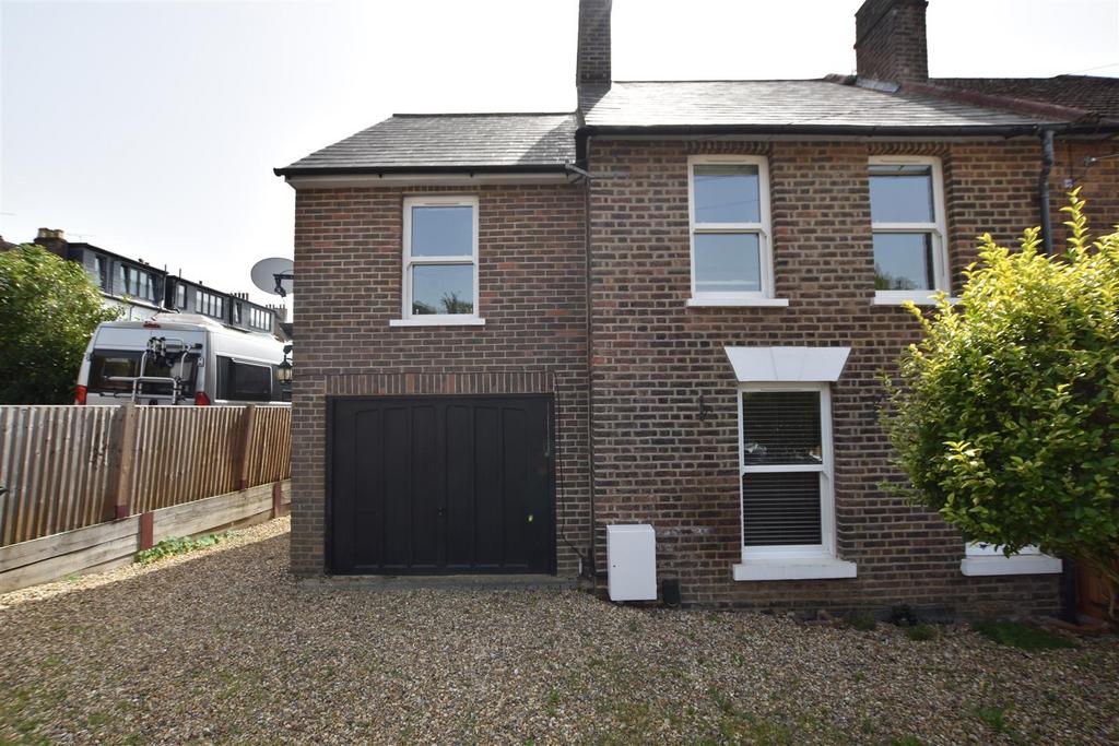 Copse Road, Redhill 4 bed house - £2,250 pcm (£519 pw)