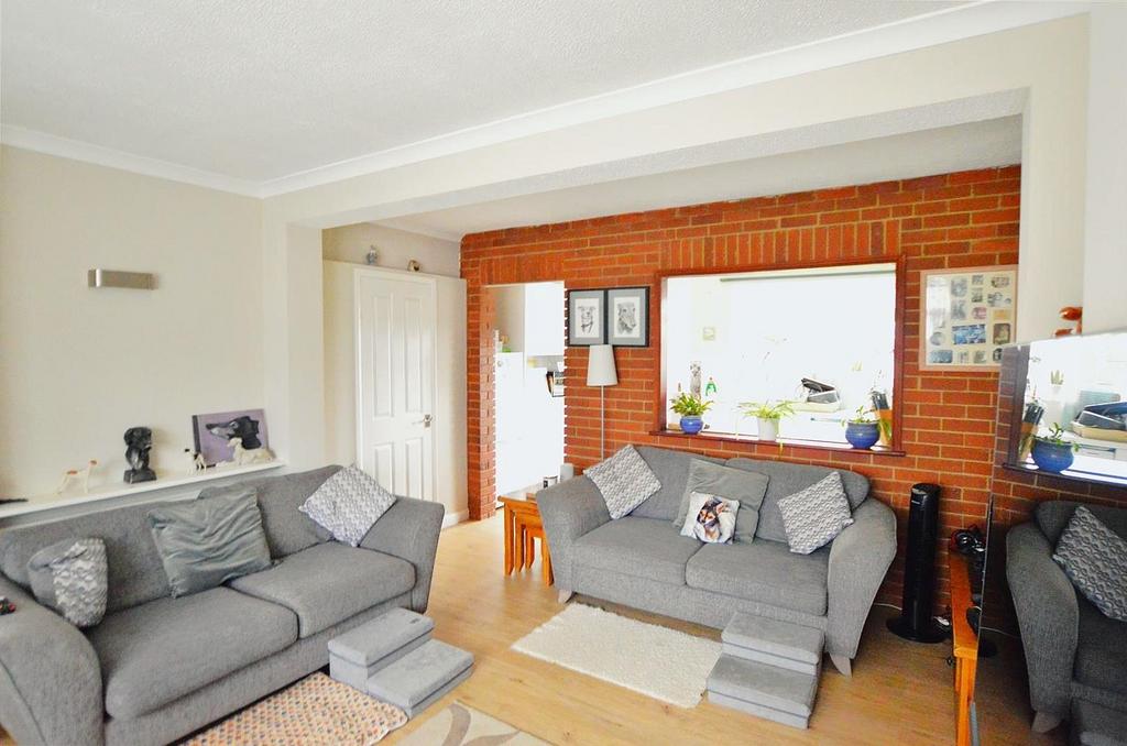 Oatlands Drive, Slough 2 bed terraced house - £335,000