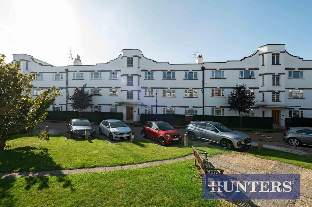 Bushey Road, London 2 bed flat - £375,000