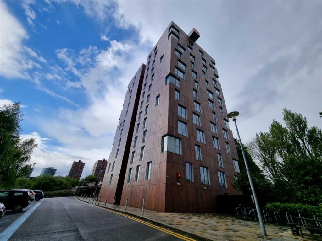 Emmeline Tower, Dalton Street... 2 bed apartment - £1,100 pcm (£254 pw)