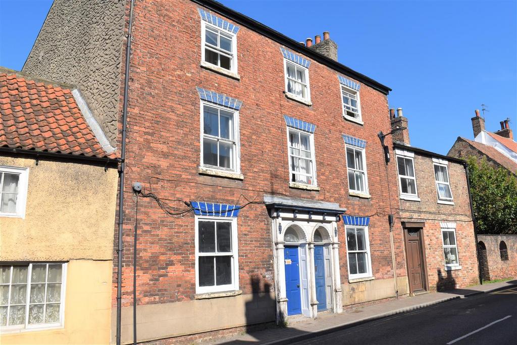 Low Skellgate, Ripon 3 bed flat - £885 pcm (£204 pw)