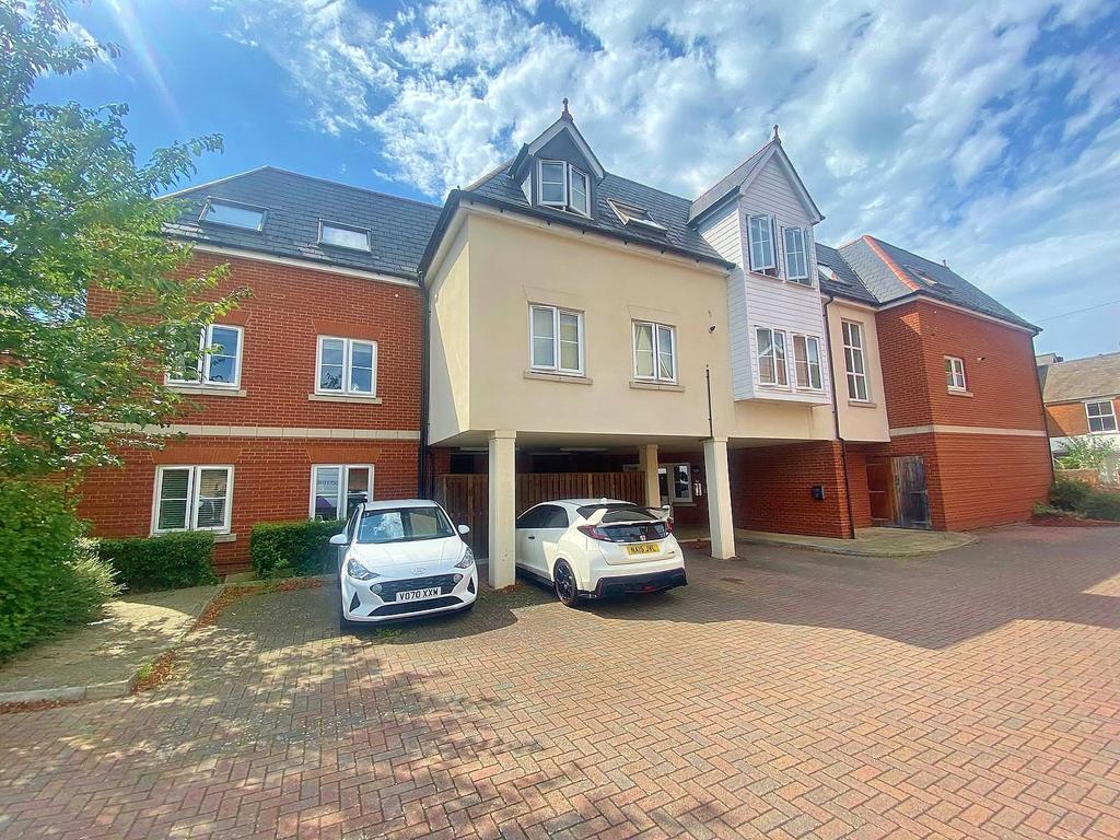 Woodbridge Road, Guildford, Surrey, GU1 2 bed apartment - £1,700 pcm (£392 pw)