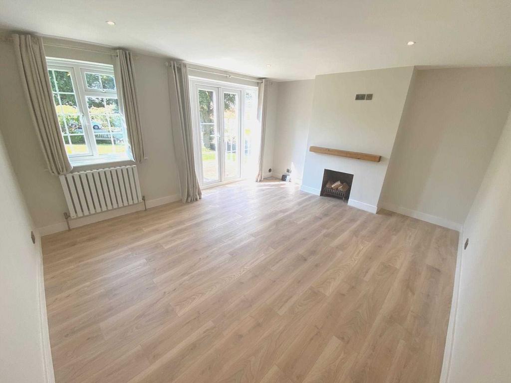 Elstree Hill North, Elstree 2 bed maisonette - £1,700 pcm (£392 pw)