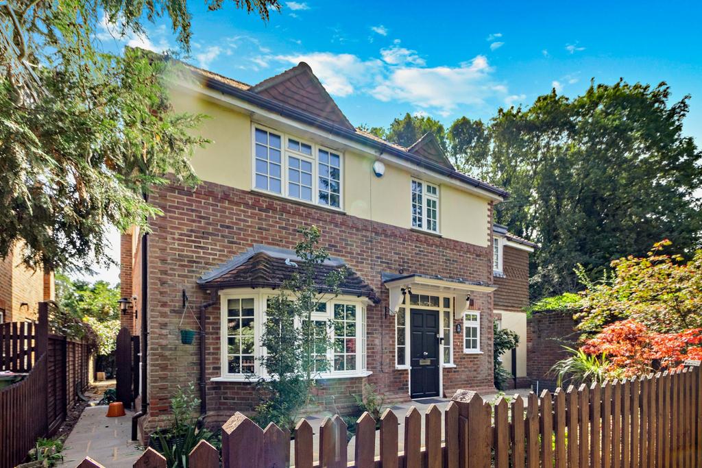 The Dell, Pinner, HA5 4 bed detached house - £1,250,000