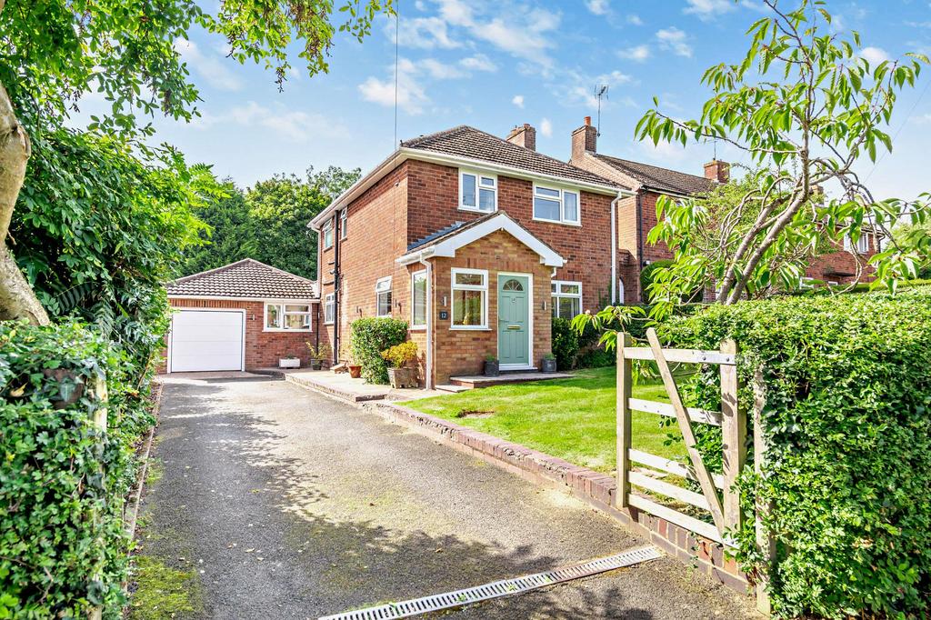 The Green, Chaddesley Corbett... 3 bed link detached house - £525,000
