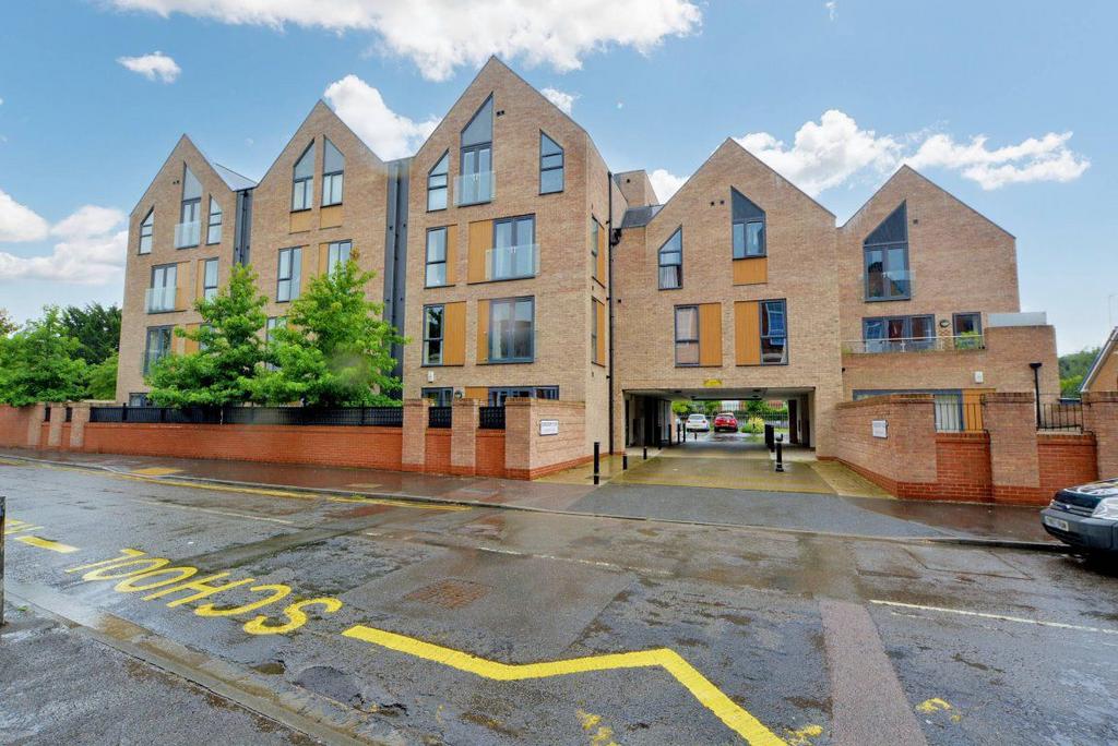 Tewkesbury Place, Nether Street... 1 bed apartment - £925 pcm (£213 pw)