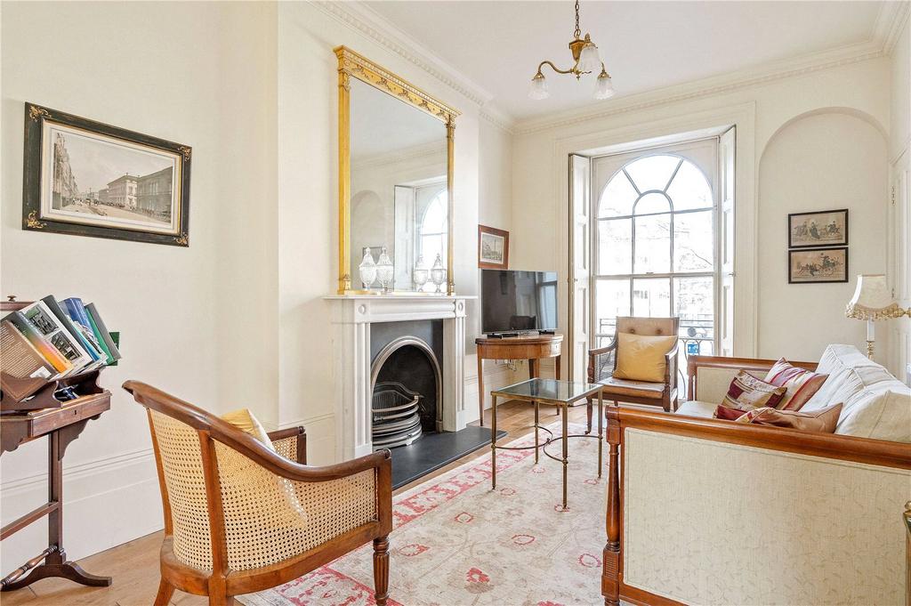 Regent Square, London, WC1H 1 bed apartment - £2,383 pcm (£550 pw)