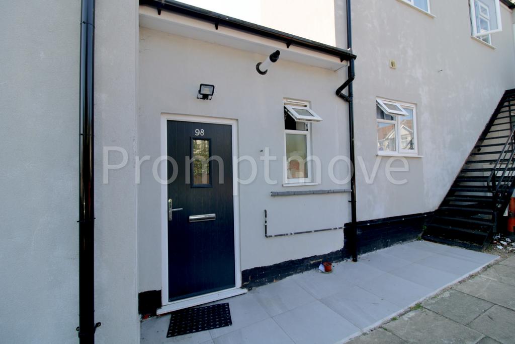 Warwick Road West Luton LU4 8BJ 1 bed ground floor flat - £850 pcm (£ ...