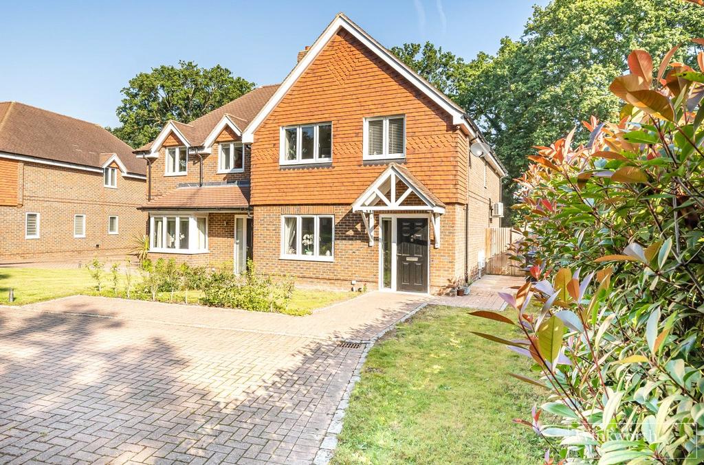 Guildford Road, Bagshot, Surrey, GU19 3 bed semi-detached house for ...