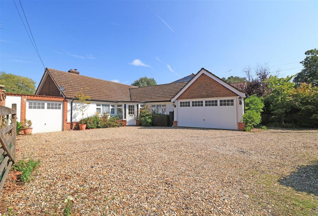 East Hanningfield Road, Howe Green... 3 bed detached bungalow - £600,000