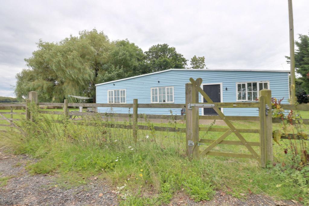 Stock Lane, Ingatestone, CM4 2 bed bungalow - £1,250 pcm (£288 pw)